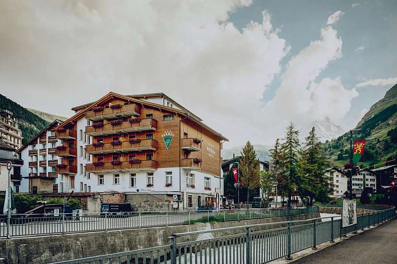Fondue Gondola | Alpine Hotel Perren